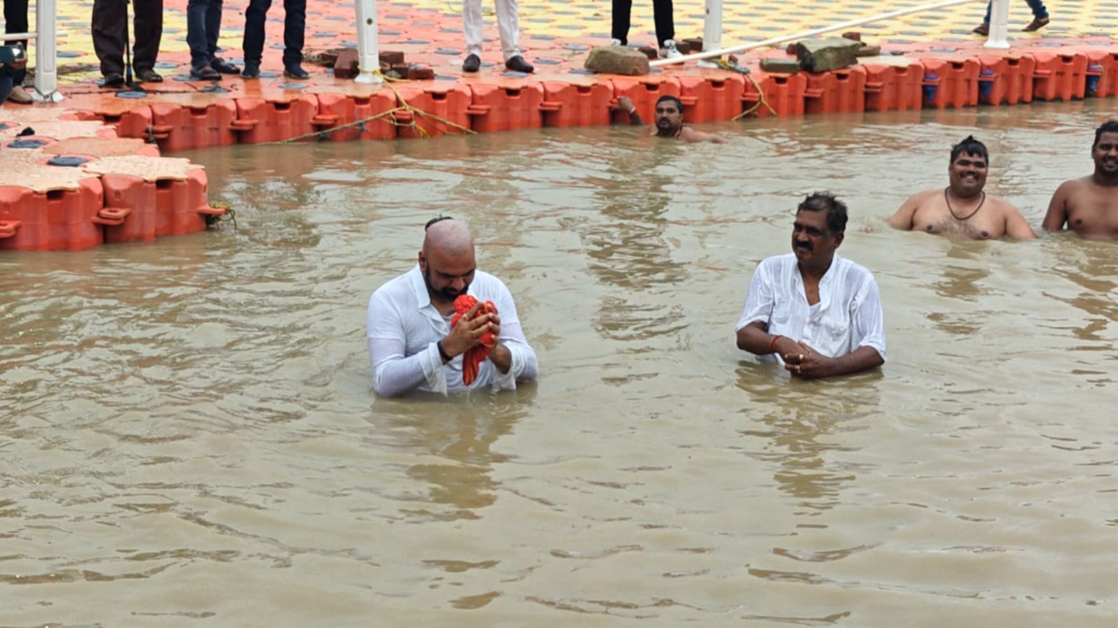 Bihar Deputy CM Samrat Chaudhary Removes Turban in Ayodhya Ritual ... Bihar Deputy CM Samrat Chaudhary Removes Turban in Ayodhya Ritual ...